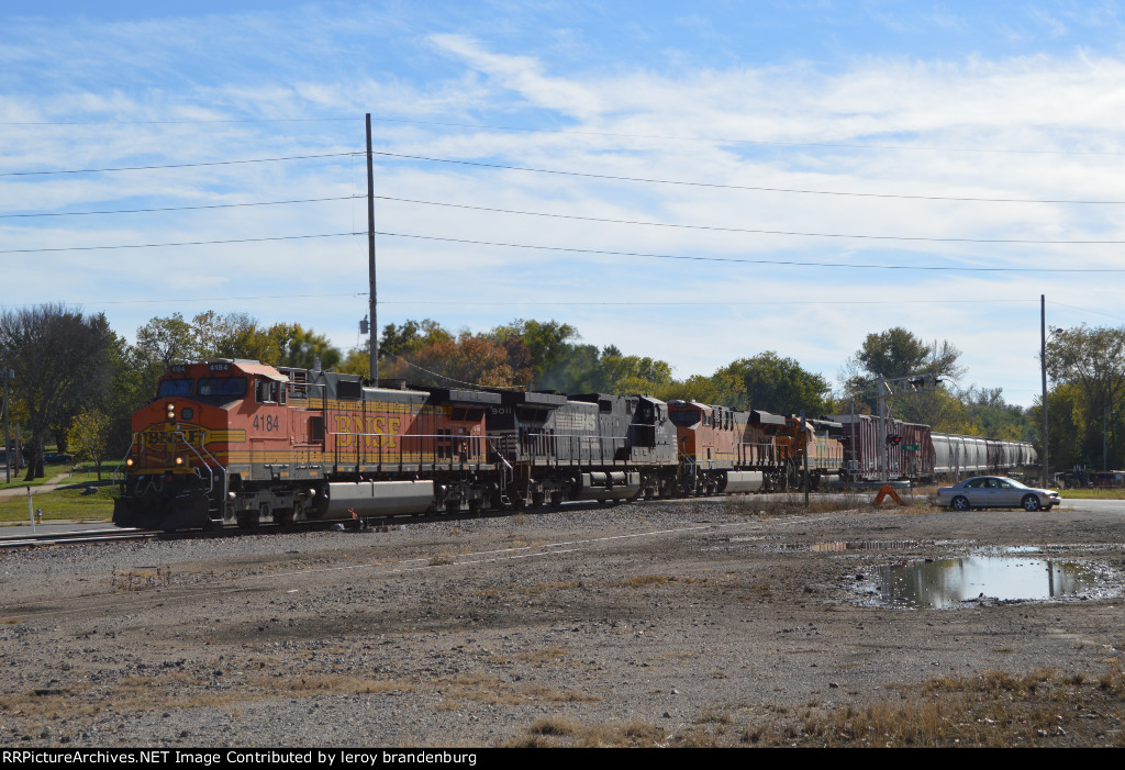 BNSF 4184 bringing in the memkck